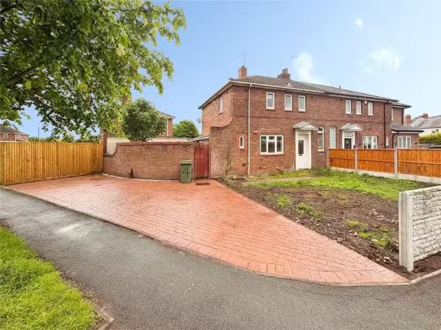 Charming 1 BA 3 bedroom Semi Detached House to rent, Long Lake.