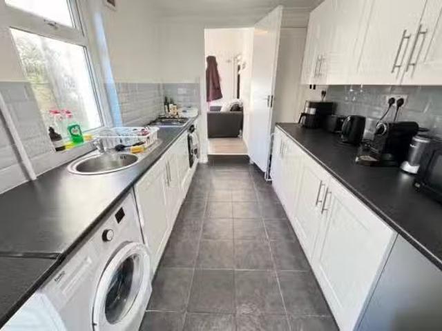 Cheap 1 BA 4 bedroom terraced house for rent in Arran Street C.