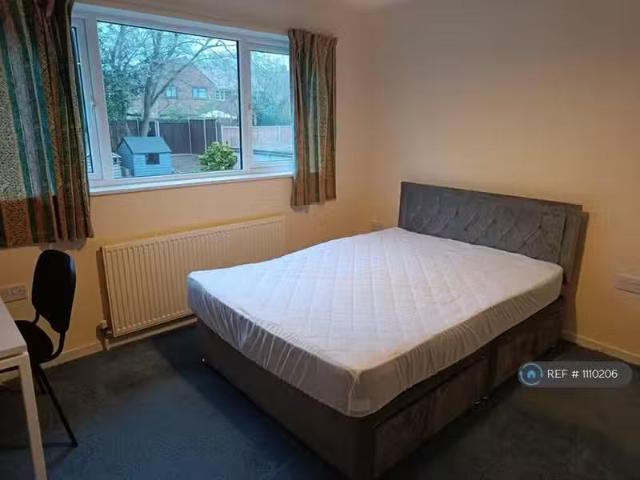 Charming 1 BA 4 bedroom terraced house for rent in Indells, Ha.