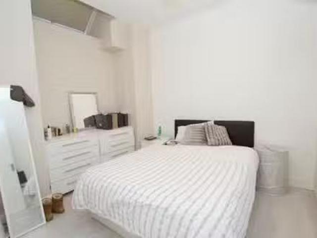 Deal! 1 BA 4 bedroom terraced house for rent in Kingston Road.