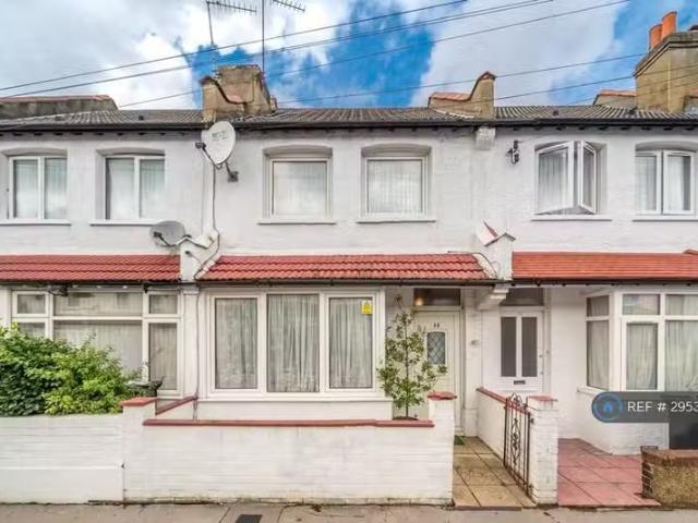 Cozy 1 BA 4 bedroom terraced house for rent in Lakehall Road.