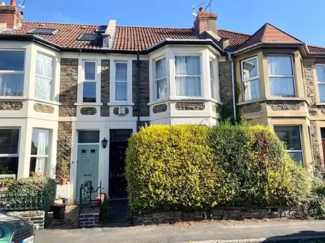 Cozy 1 BA 4 bedroom terraced house for rent in Seymour Avenue.
