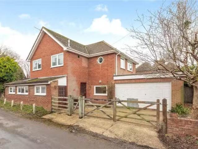 Just in! 1 BA 4 bedroom detached house for rent in Filmer Road.