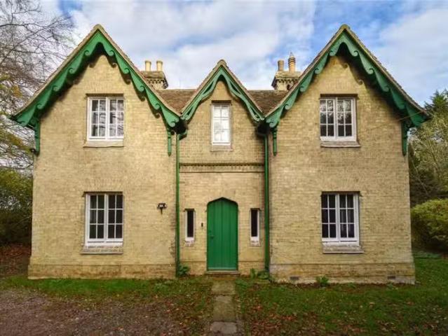 Deal! 1 BA 4 bedroom detached house for rent in Gog Magog Hill.
