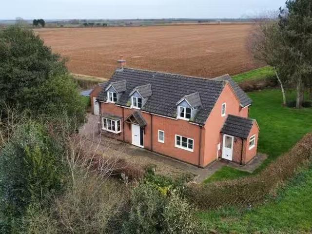 Just in! 1 BA 4 bedroom detached house for rent in Hollygate L.