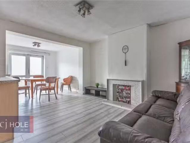 Charming 1 BA 4 bedroom end of terrace house for rent in Third.