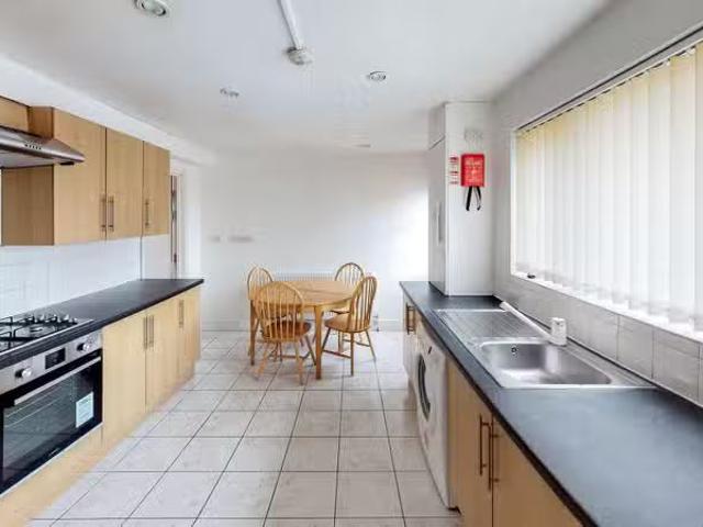 Charming 1 BA 4 bedroom flat for rent in Briars Wood, Hatfield.
