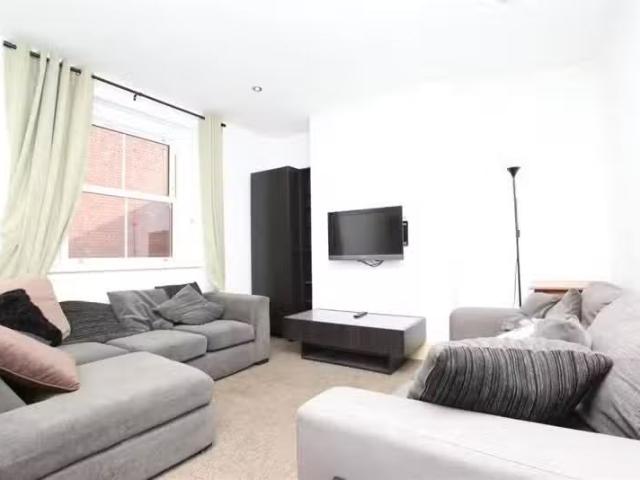 Cheap 1 BA 4 bedroom flat for rent in Station Road, Ashley Dow.