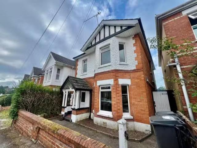 Charming 1 BA 4 bedroom property for rent in Markham Road, Bou.