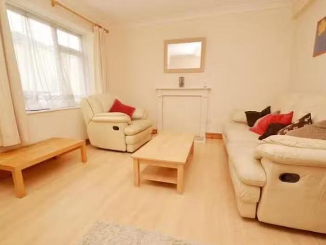 Nice 1 BA 4 bedroom property for rent in Northcote Road, Bourn.
