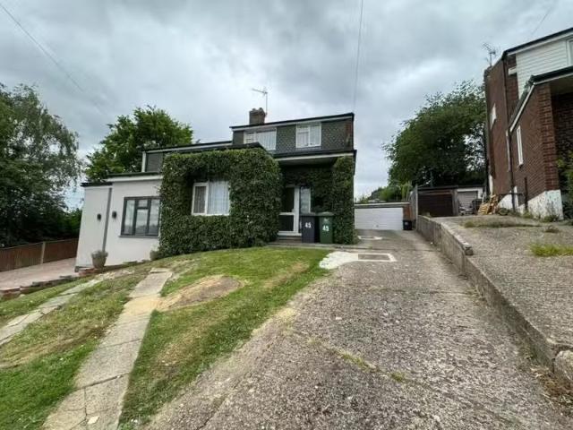 Cheap 1 BA 4 bedroom semi detached house for rent in Mayhew Cr.