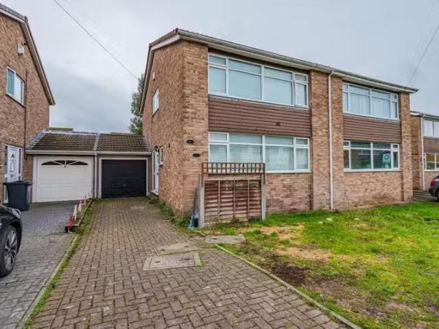 Just in! 1 BA 4 bedroom semi detached house for rent in Charlt.