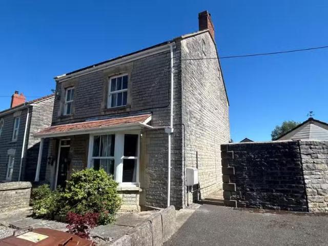 Cheap 1 BA 4 bedroom semi detached house for rent in Cranhill.