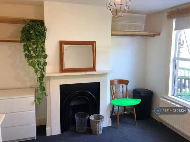 Deal! 1 BA 5 bedroom semi detached house for rent in Acre Road.
