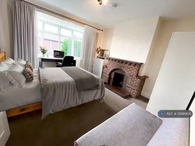 Cheap 1 BA 5 bedroom semi detached house for rent in Greenstea.