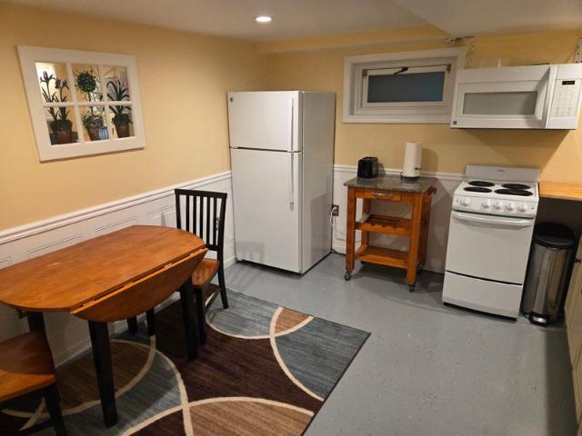 Charming 1 Bed 1 Bath apartment in Single Family H