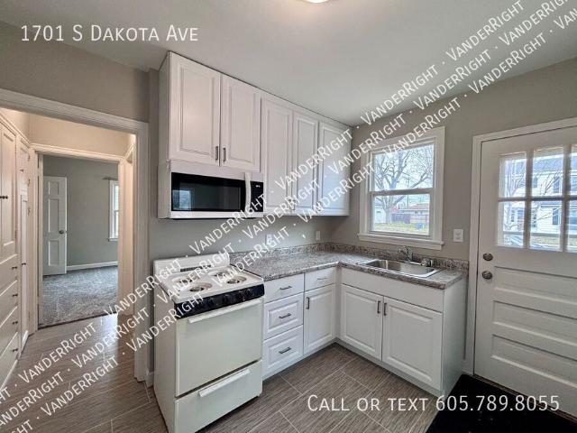 Charming 1 Bedroom 1 Bathroom Duplex With Laundry!