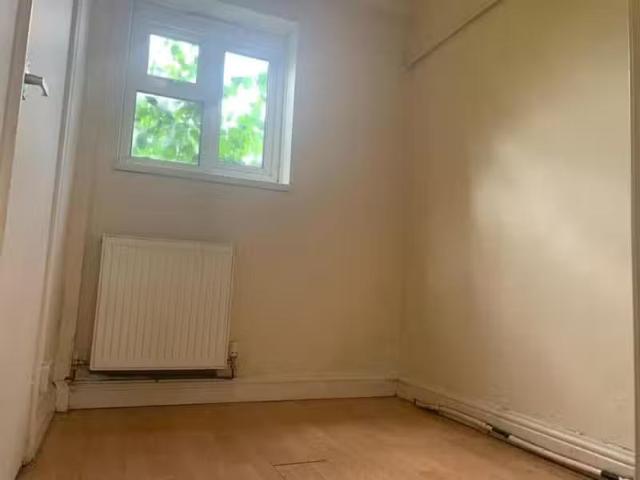 Cheap 1 bedroom ground floor flat for rent in Beresford Cresce.