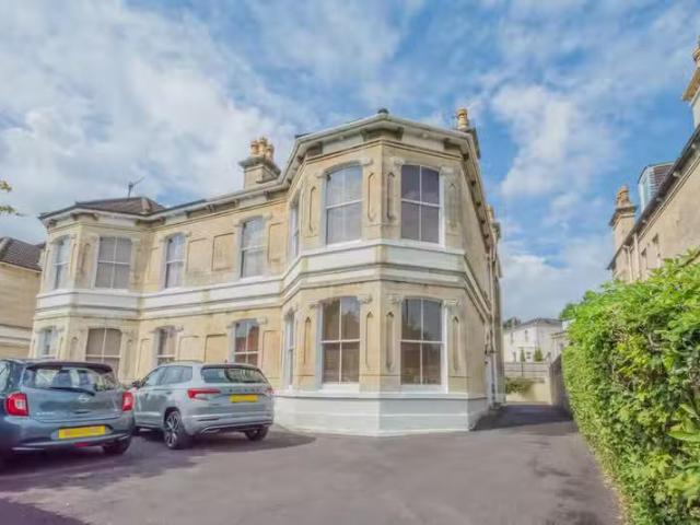 Charming 1 bedroom ground floor flat for rent in Newbridge Roa.