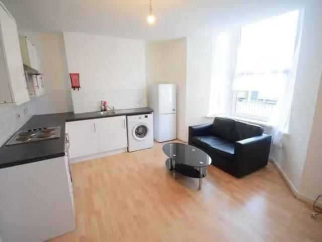 Deal! 1 bedroom ground floor flat for rent in Piercefield Plac.