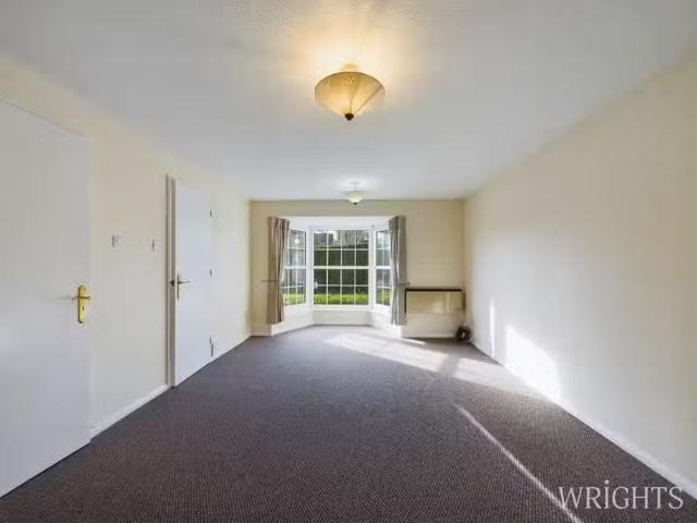 Cozy 1 bedroom ground floor flat for rent in The Cloisters, We.
