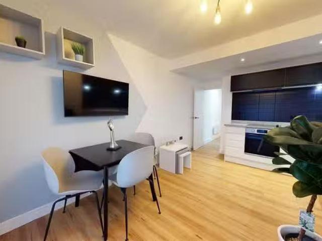 Just in! 1 bedroom flat for rent in Kimberly Road, Pen Y Lan.