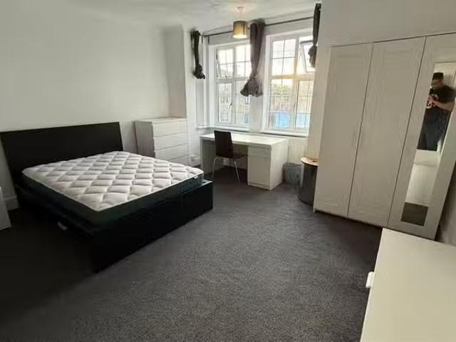 Just in! 1 bedroom house share for rent in Cedars Avenue, Mitc.