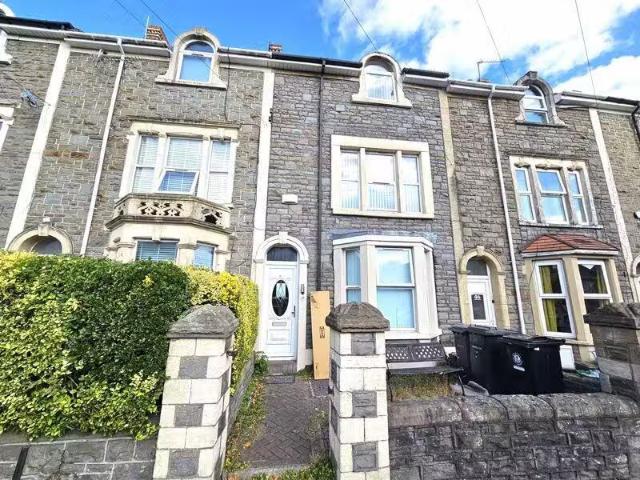 Nice 1 bedroom house share for rent in Lodge Road, Kingswood.