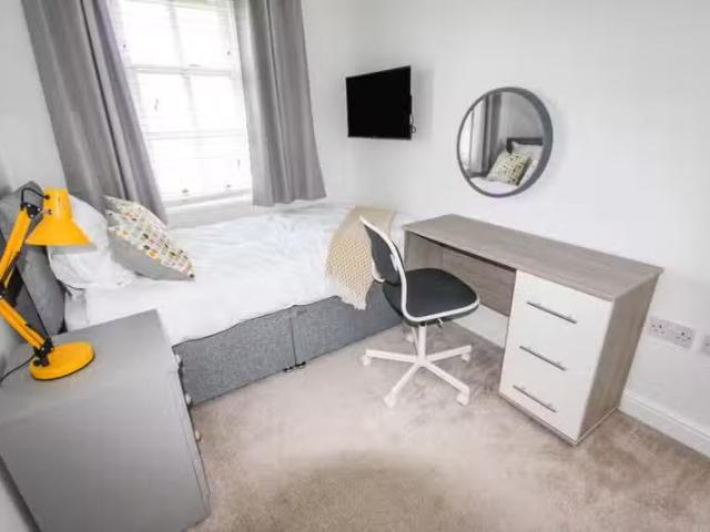 Charming 1 bedroom house share for rent in Marlborough Terrace.