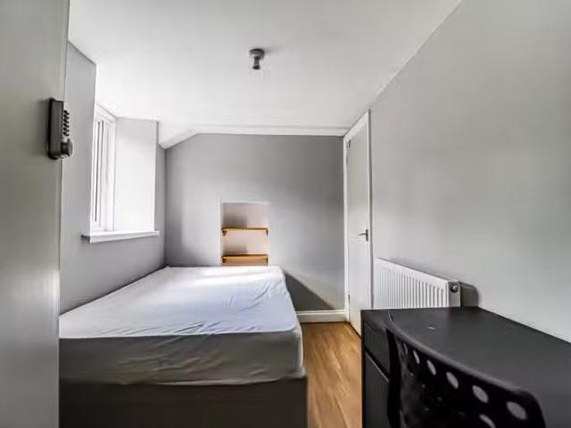 Cozy 1 bedroom house share for rent in Queen Street, Treforest.