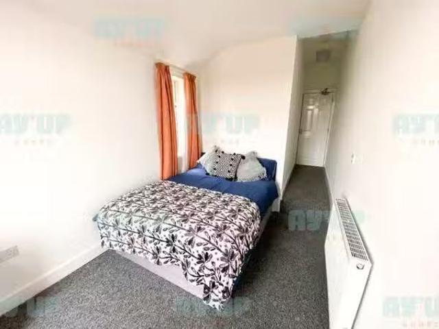 For Rent! 1 bedroom house share for rent in Room 4, 7 Coronati.