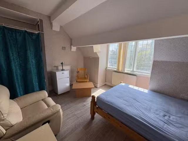 Cozy 1 bedroom house share for rent in Room 12, Handsworth Woo.