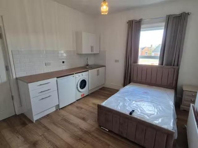 Nice 1 bedroom property for rent in Military Road, CO1