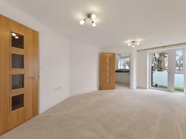 Just in! 1 bedroom retirement property for rent in 2a Addingto.