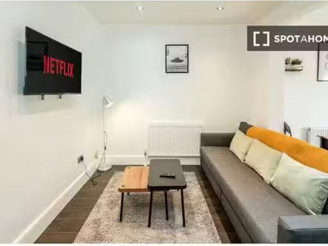 Deal! 1 BR Apartment for rent in Hanworth Park, London