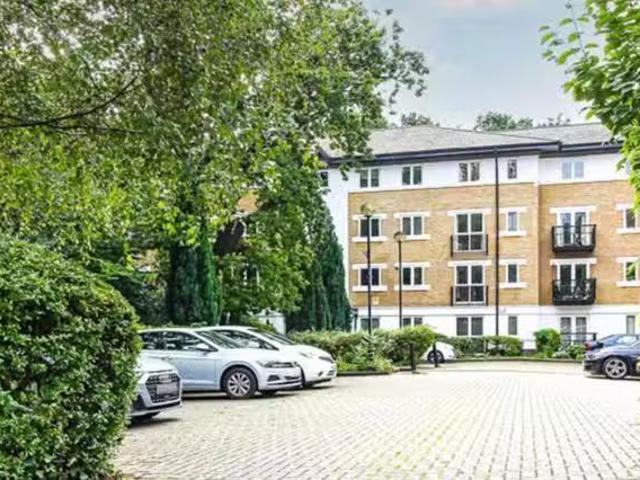 Cheap 1 BR Byron Court, London
