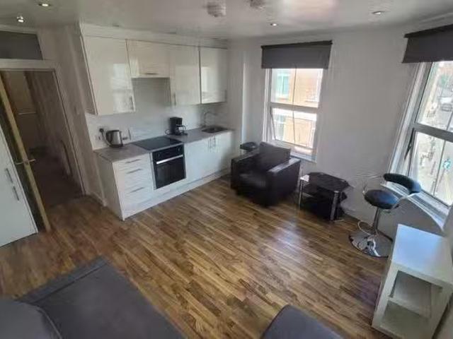 Charming 1 BR Bacon Street, London