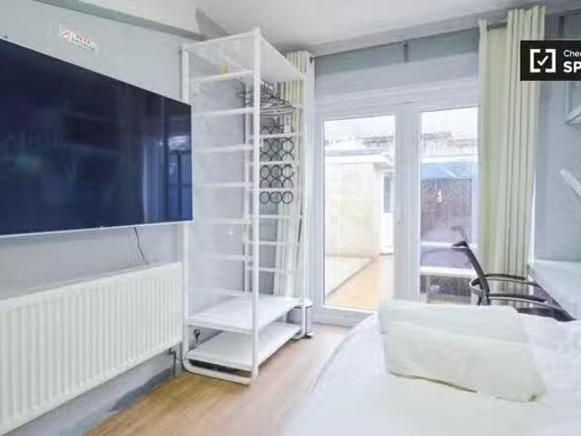 For Rent! 1 BR Bright room in shared flat in Tower Hamlets, Lo.