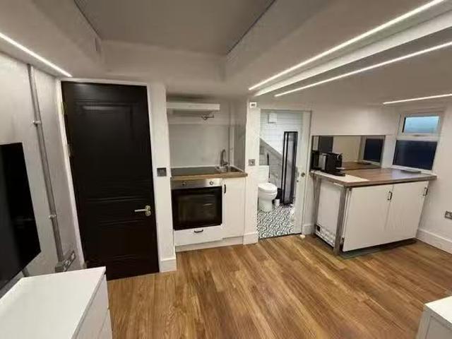 Charming 1 BR Chapter Road, London