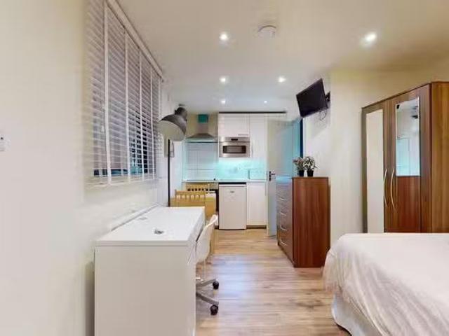 Charming 1 BR Chatsworth Road, London