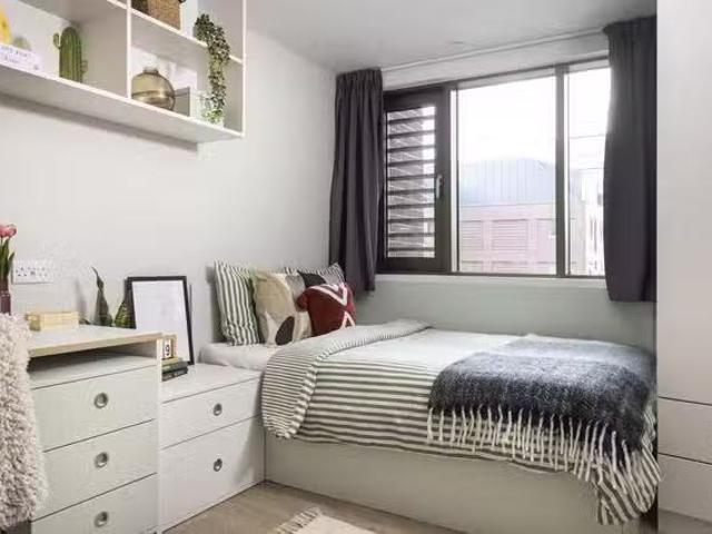 Cheap 1 BR Hawthorne House Large Ensuite