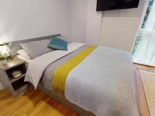 Rental! 1 BR i Q Collingwood Bronze En Suite