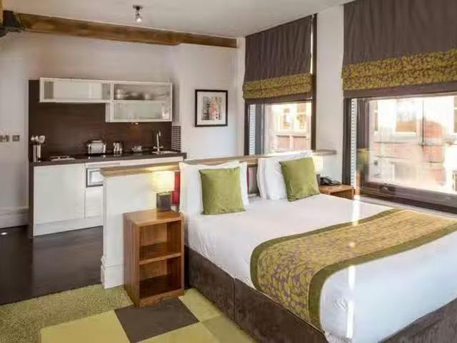 Deal! 1 BR Iconinc Manchester City Smart Apartment