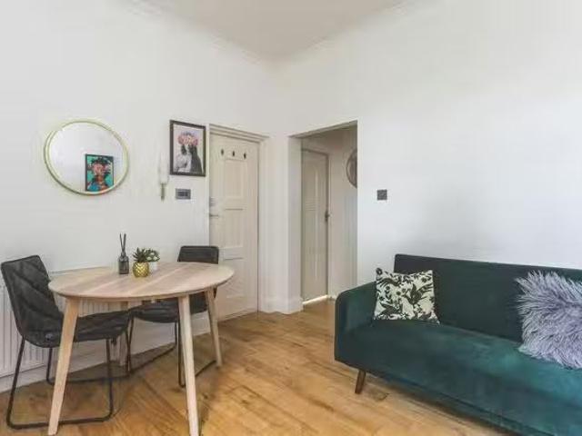 Charming 1 BR Leopold Road, London