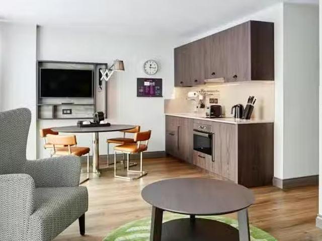 Nice 1 BR Long Lane, London