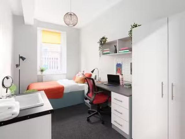 Cheap 1 BR Louise House Standard Plus Room