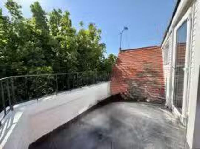 Charming 1 BR Property & Houses to Rent: Frimley Road, Camberl.