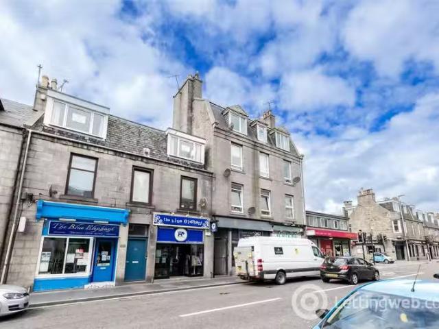 Nice 1 BR Property to rent in George Street, Top Floor Right.