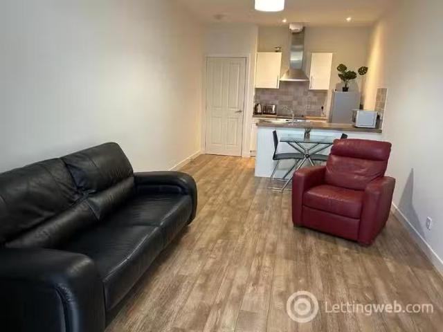Charming 1 BR Property to rent in Fraser House, Market Street.