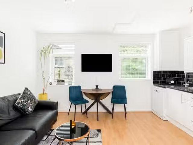 Rental! 1 BR Russell Terrace